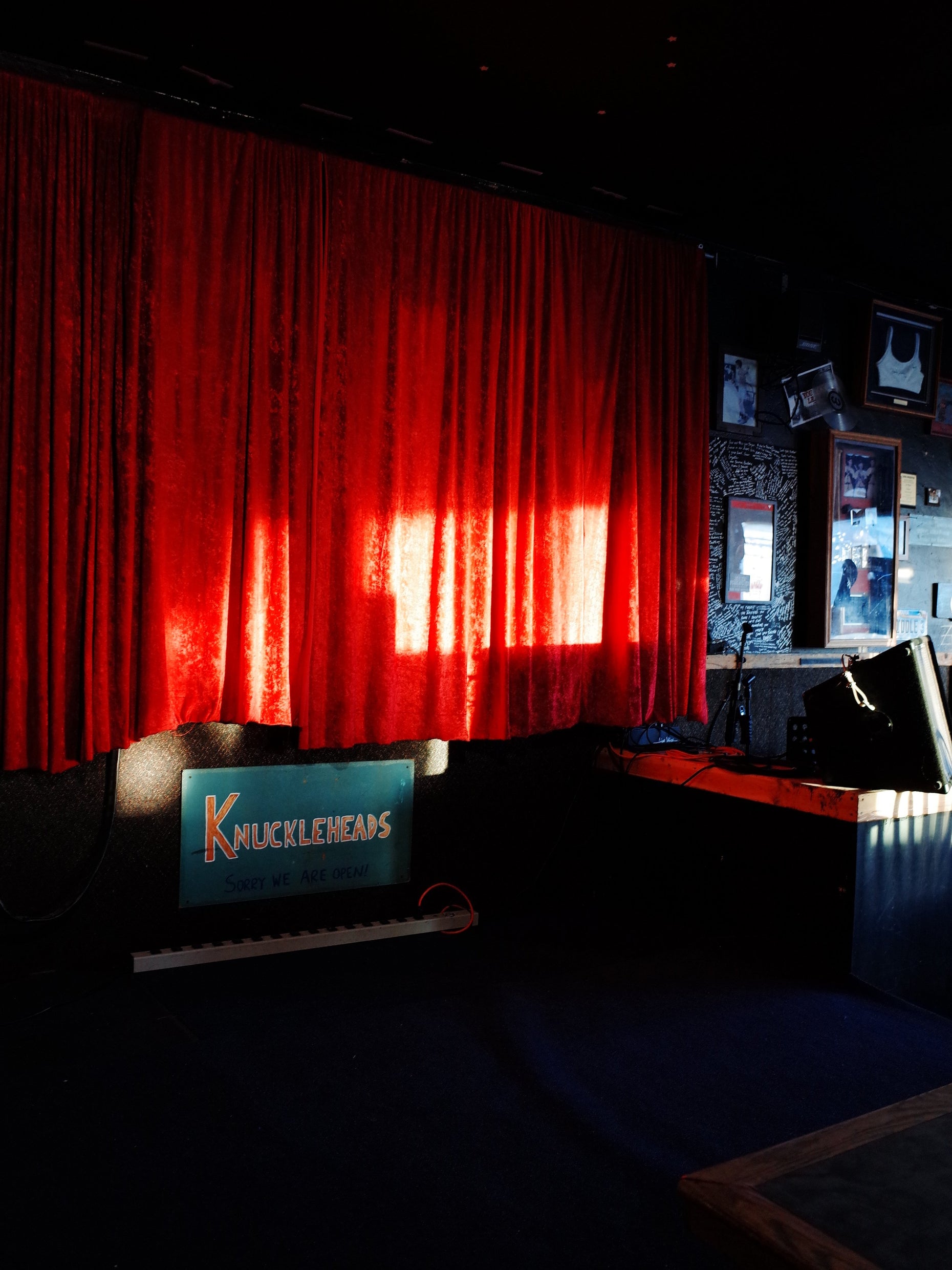 Knuckleheads Sports Bar